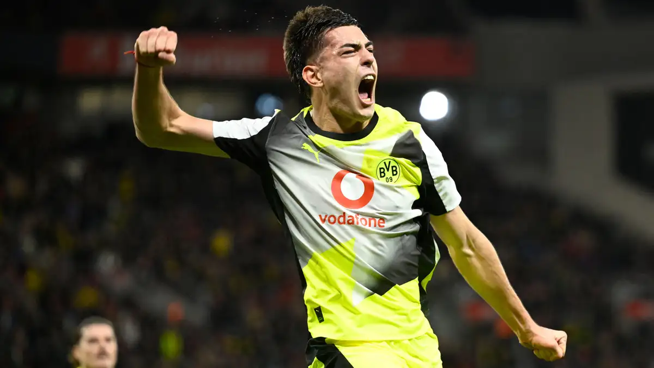 Chelsea Tarik Aaron Anselmino dari Dortmund dan Langsung Dipinjamkan ke ...