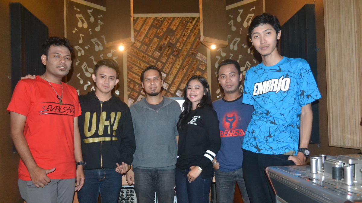 Budi 'Drive' Tumpahkan Kreativitas Baru di Musik Hyena Band - ShowBiz ...