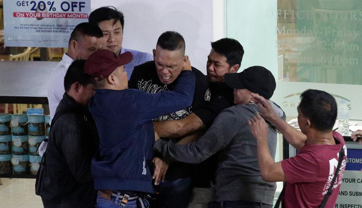 FOTO: Detik-Detik Polisi Bekuk Penyandera 30 Orang di Manila