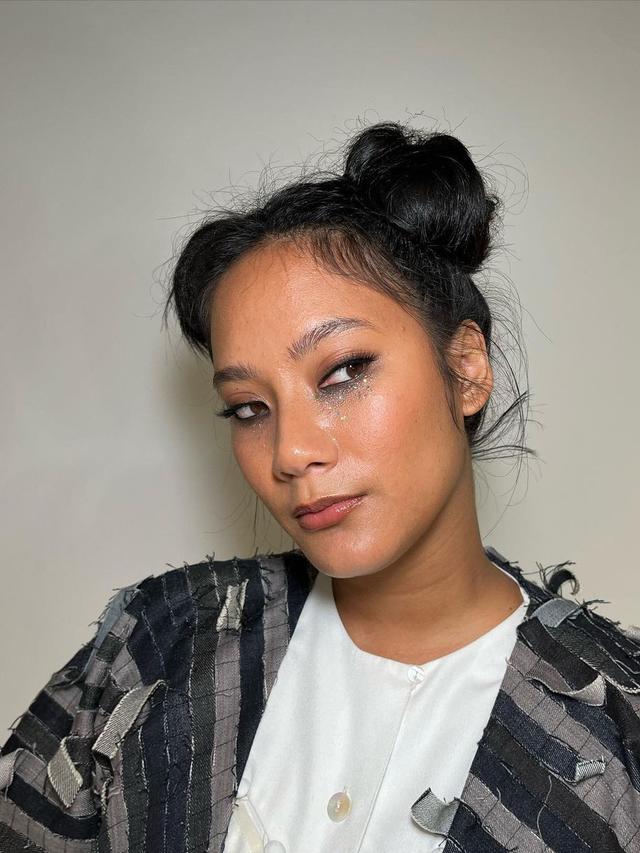 7 Inspirasi Makeup dari Tara Basro, Tampil Berani dan Stunning untuk ...
