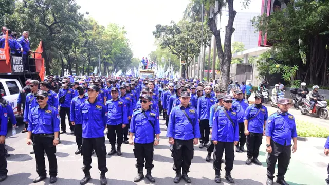 Peserta Demo Buruh Tuntut Cabut UU Ciptaker Diwanti-wanti Tak Rusak Fasilitas Umum - Bisnis ...