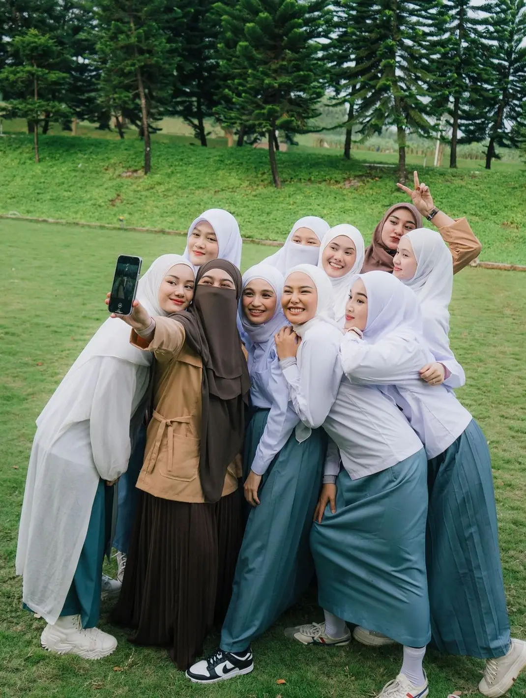 6 Potret Gaya Geng Butterfly Dinda Hauw-Ririe Fairus Kompak Pakai ...