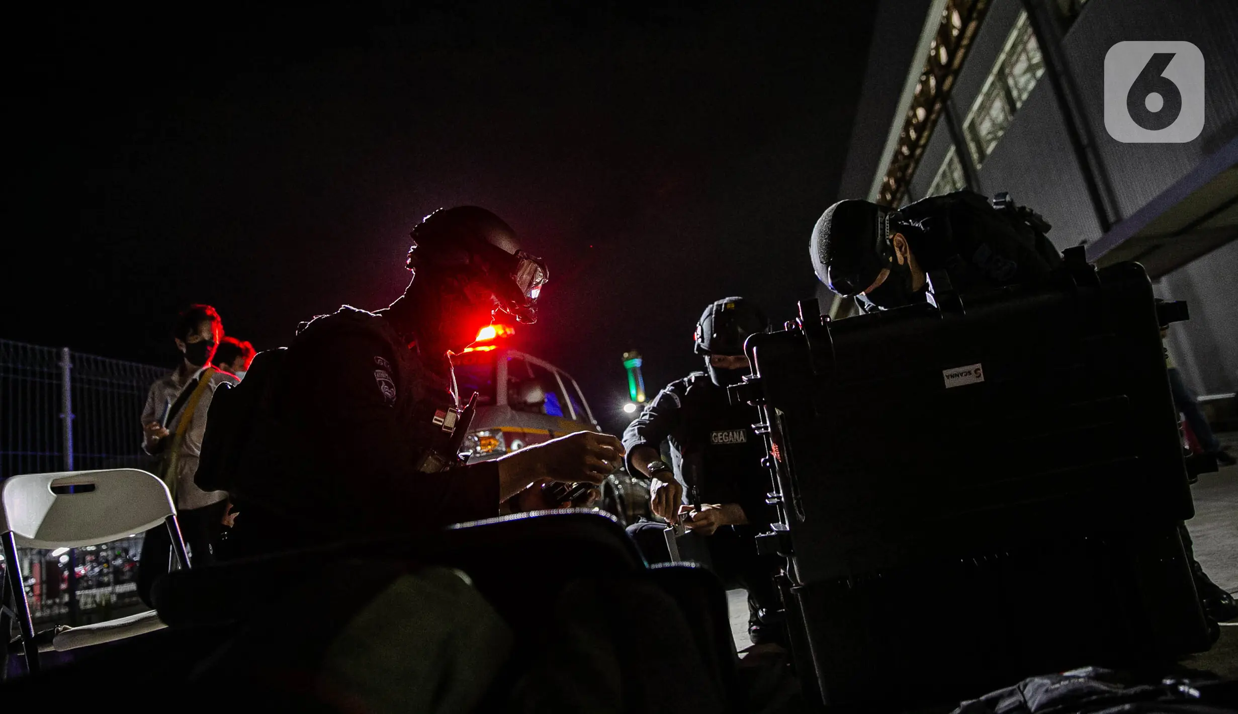 FOTO: Aksi Gegana Brimob Tangani Tas Diduga Bom di Depo MRT Lebak Bulus - Foto Liputan6.com