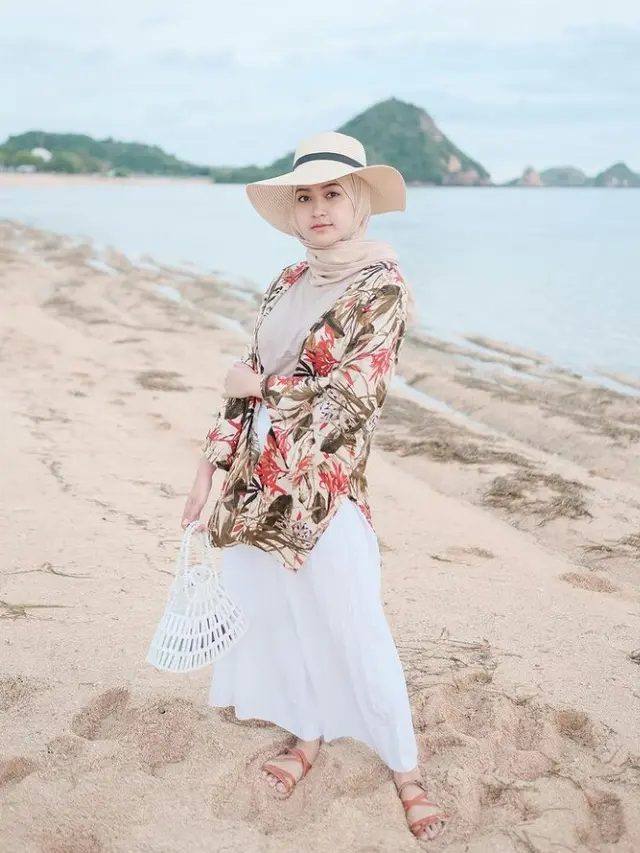 9 Inspirasi Outfit Hijab Ke Pantai Simple Dan Modis Fashion