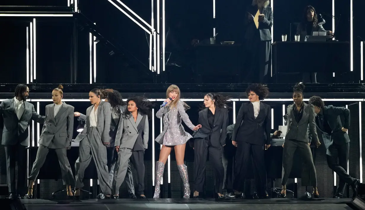 Taylor Swift Tampil Memukau Saat Awali The Eras Tour di State Farm ...