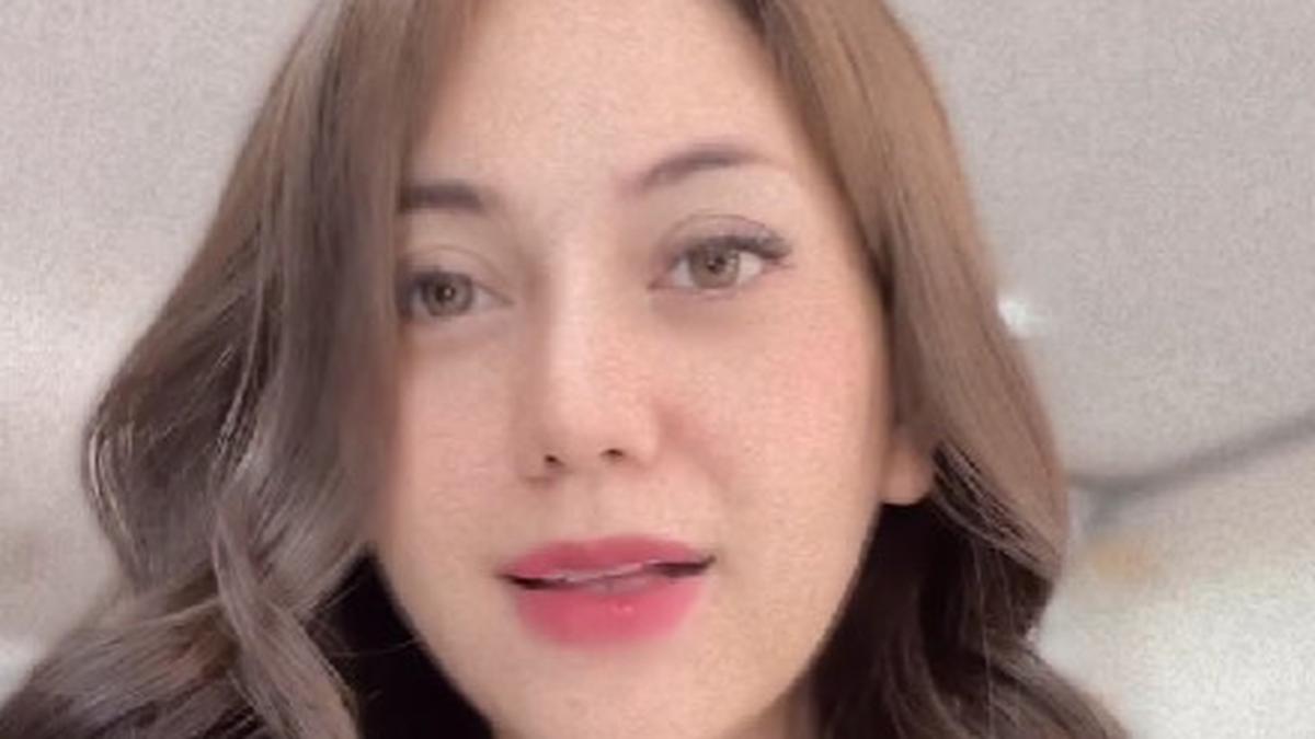 5 Potret Gaya Santai Liviana Cherlisa, Moderator Debat Cawapres Pemilu ...