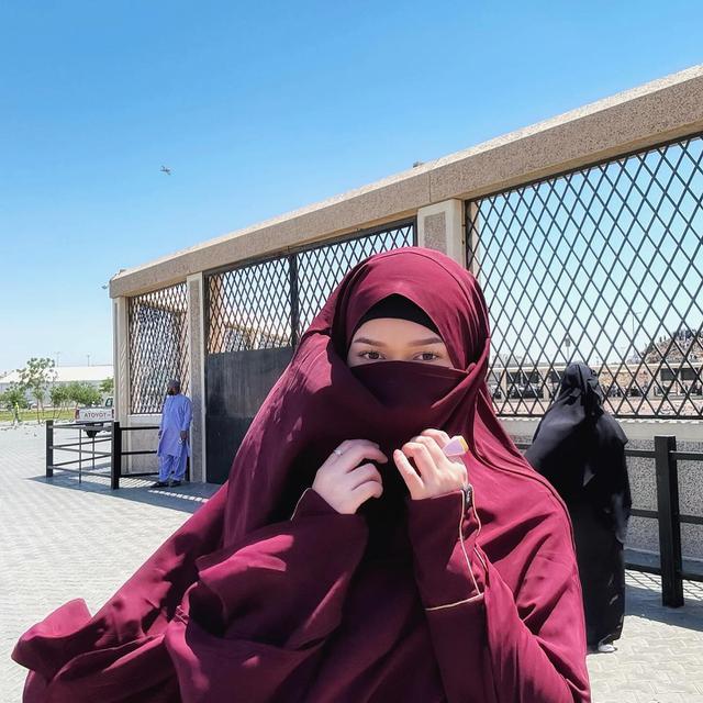 Potret Rebecca Klopper Menunaikan Ibadah Umrah, Berbusana Syari hingga ...