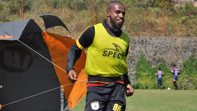 Pelatih Persipura Membuat Skenario Baru untuk Boaz Solossa - Indonesia ...