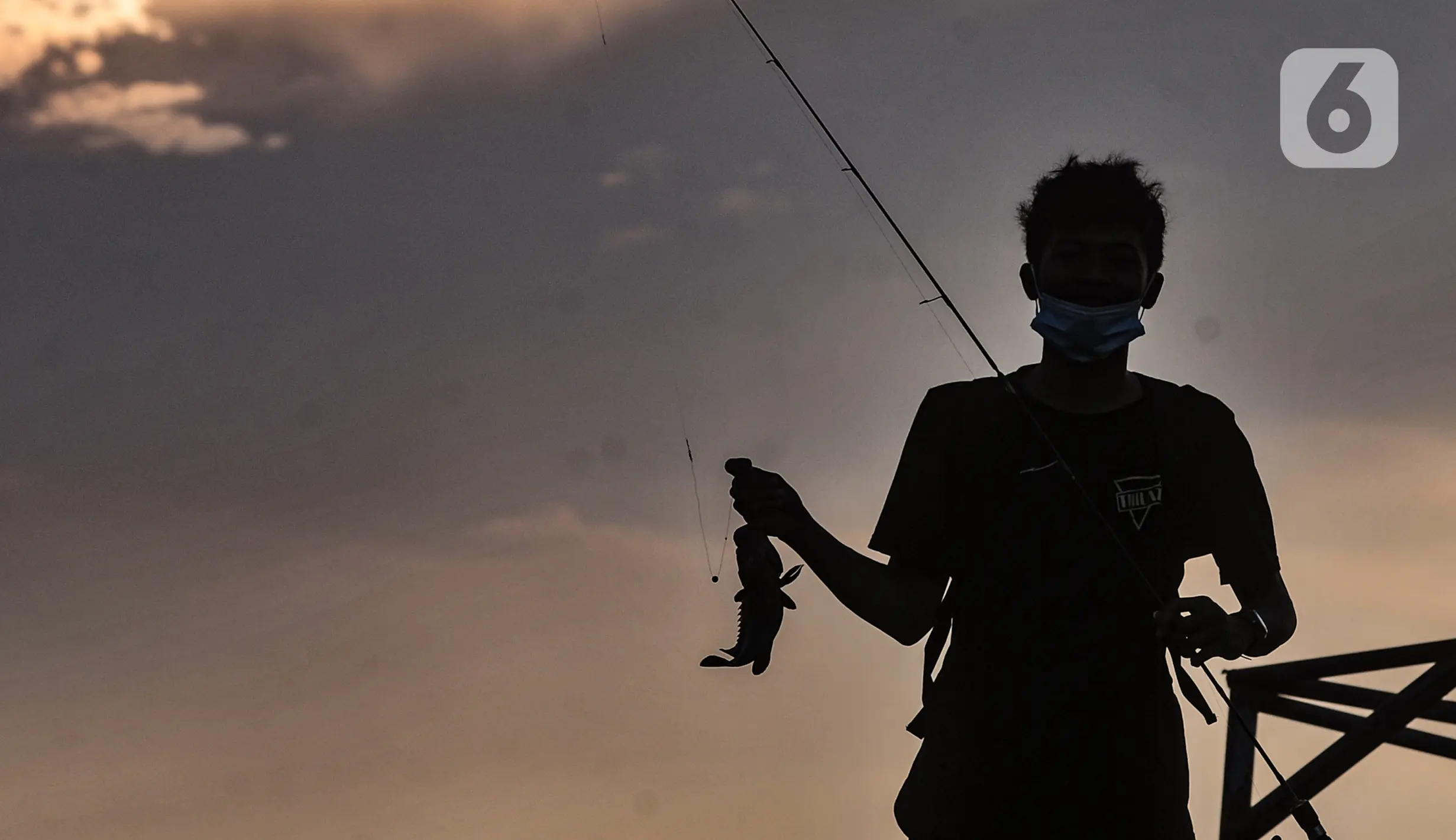 FOTO: Memancing Dari Atas Kapal Karam - Foto Liputan6.com