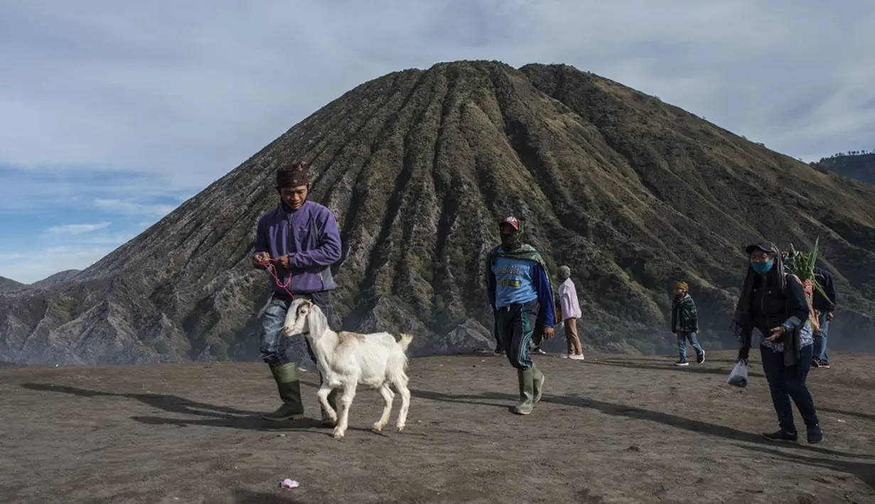 FOTO: Upacara Yadnya Kasada, Suku Tengger Larung Sesajen ke Kawah ...