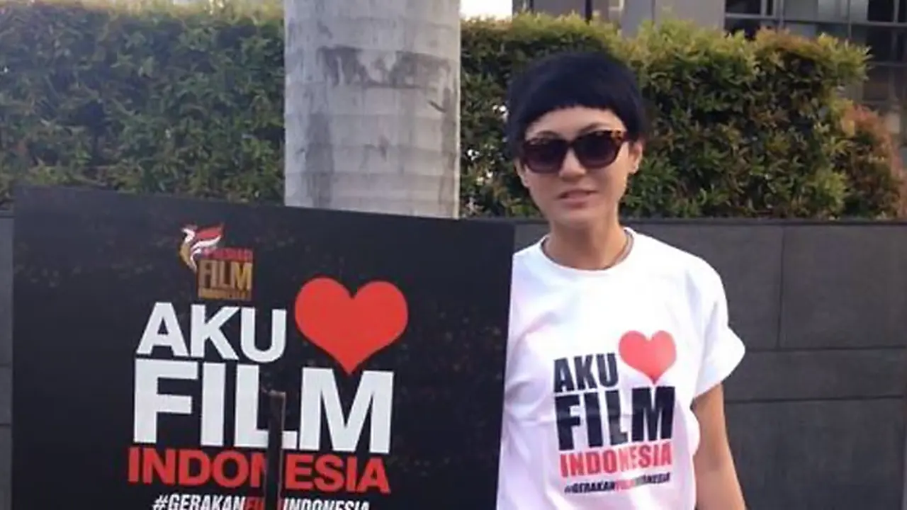 Poppy Sovia Pede dengan Baju Cadas dan Tomboy - ShowBiz Liputan6.com