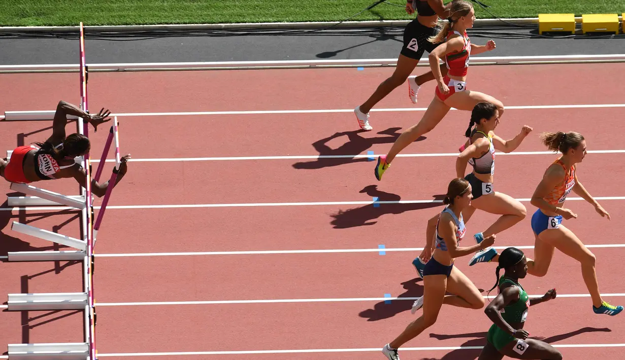 PHOTO: Detik-Detik Atlet Lari Halang Rintang Jatuh Hingga Ditandu ke ...