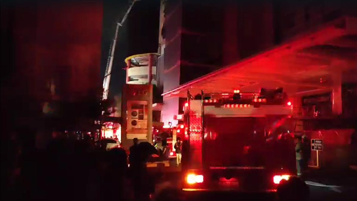 Kebakaran di Glodok Plaza, Proses Pemadaman Masih Terus Berlangsung ...