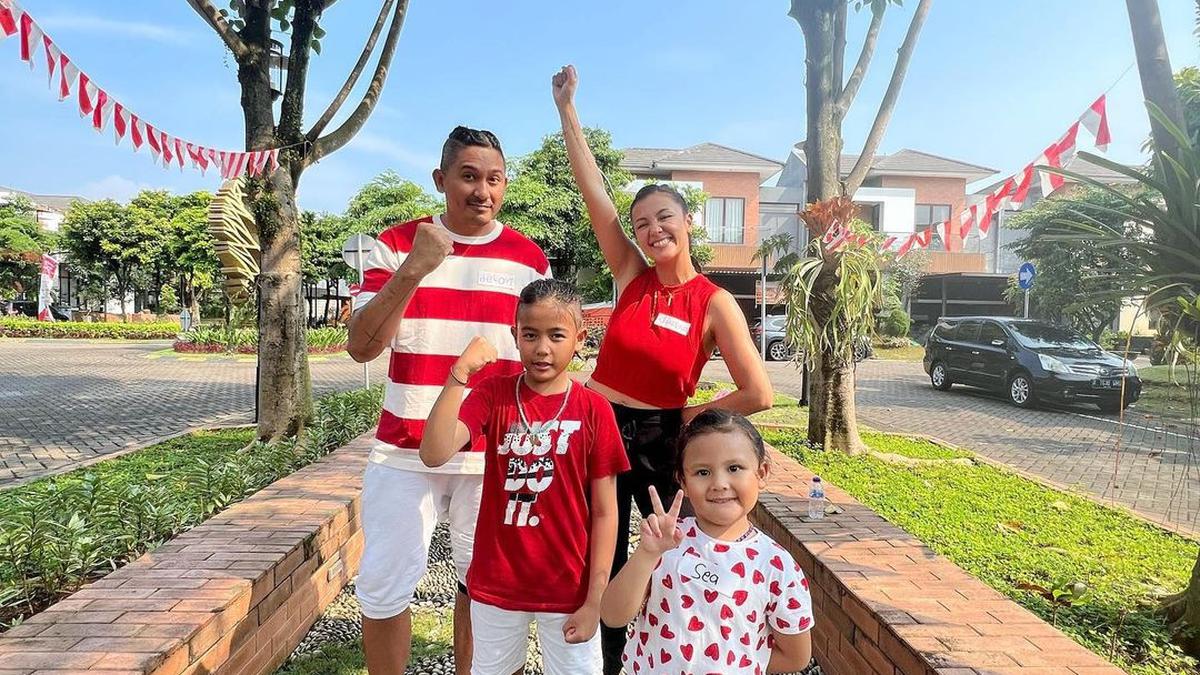 Gaya Asyik Ryan Delon Liburan Bersama Keluarga, Destinasi dengan ...