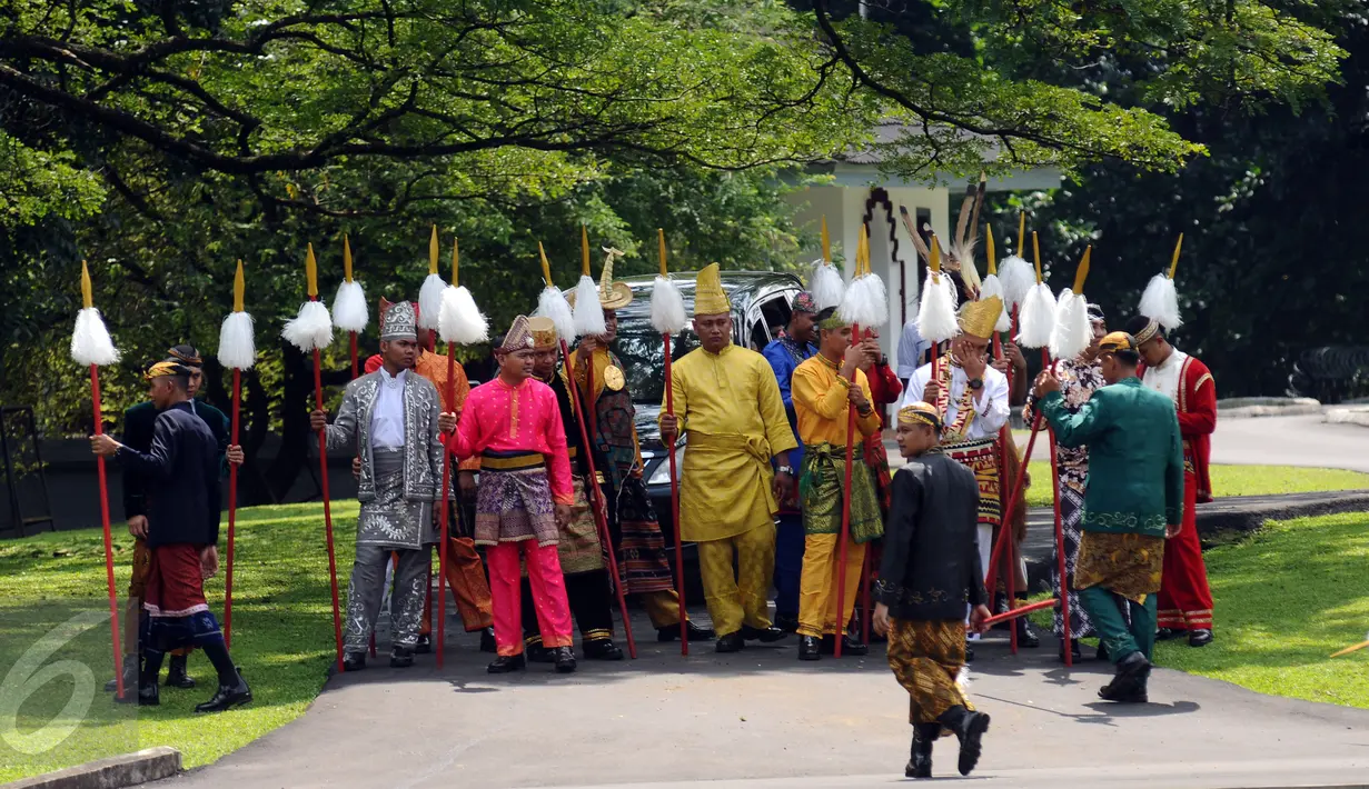 Mengenakan Pakaian Adat Daerah, Personel Paspampres Siap Sambut Raja ...