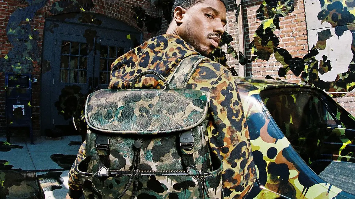9 Foto Koleksi Coach Camo Print dengan Sentuhan Neon - Photo Fimela.com
