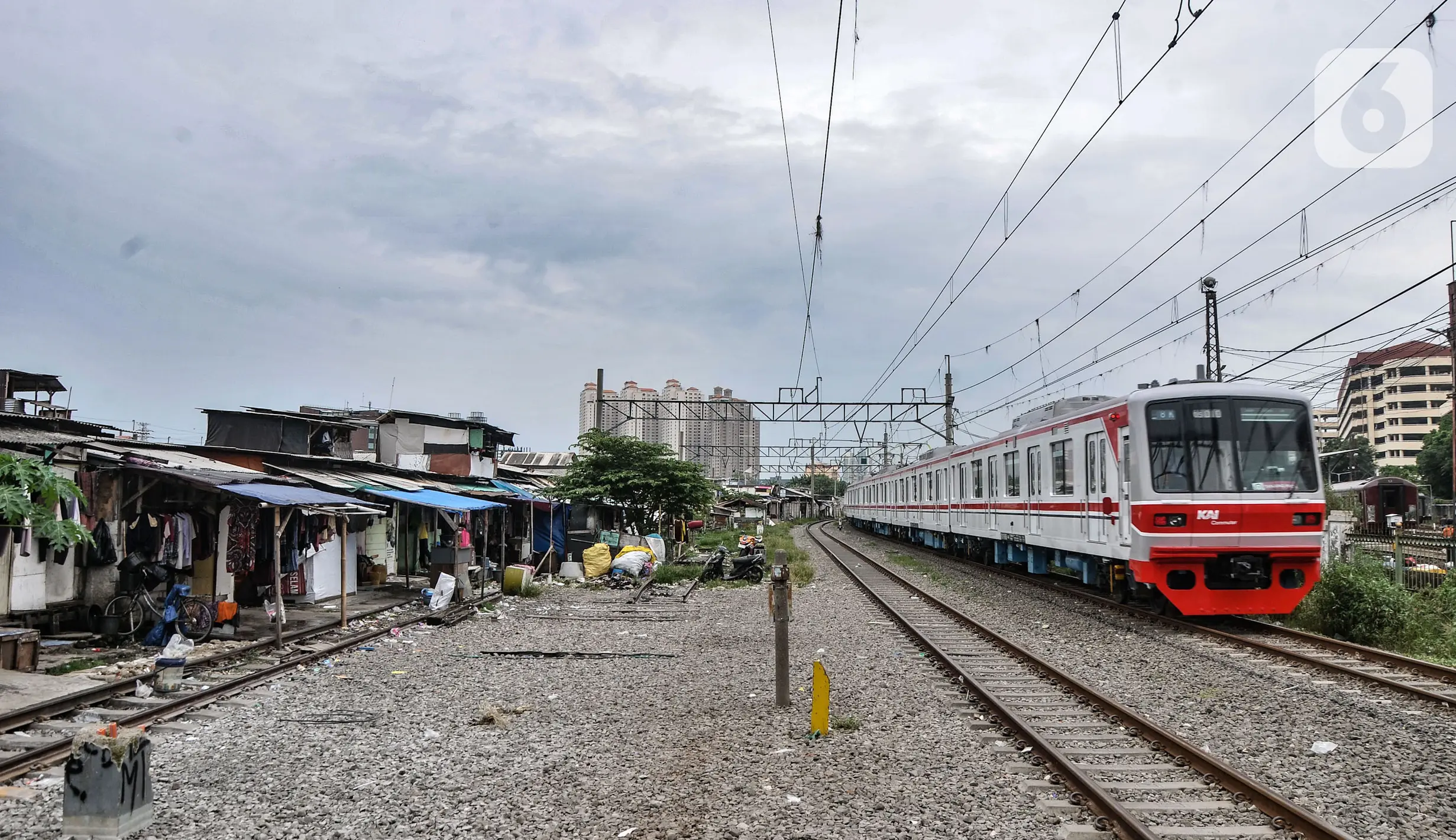 Potret Permukiman di Bantaran Rel Kereta - Foto Liputan6.com