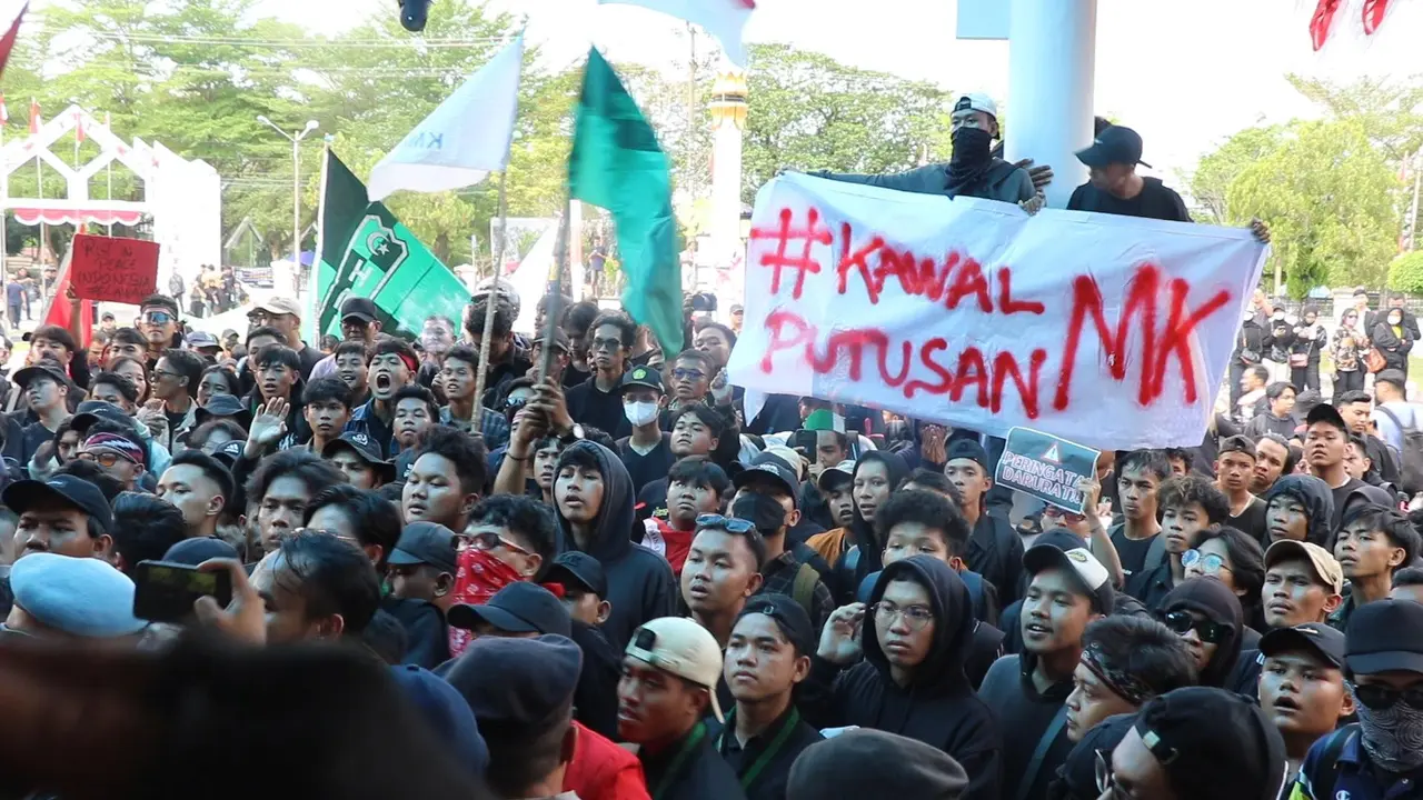 Demo Kawal Putusan MK di Palangka Raya sempat Ricuh, Mahasiswa Terobos Barikade Aparat dan Bawa ...