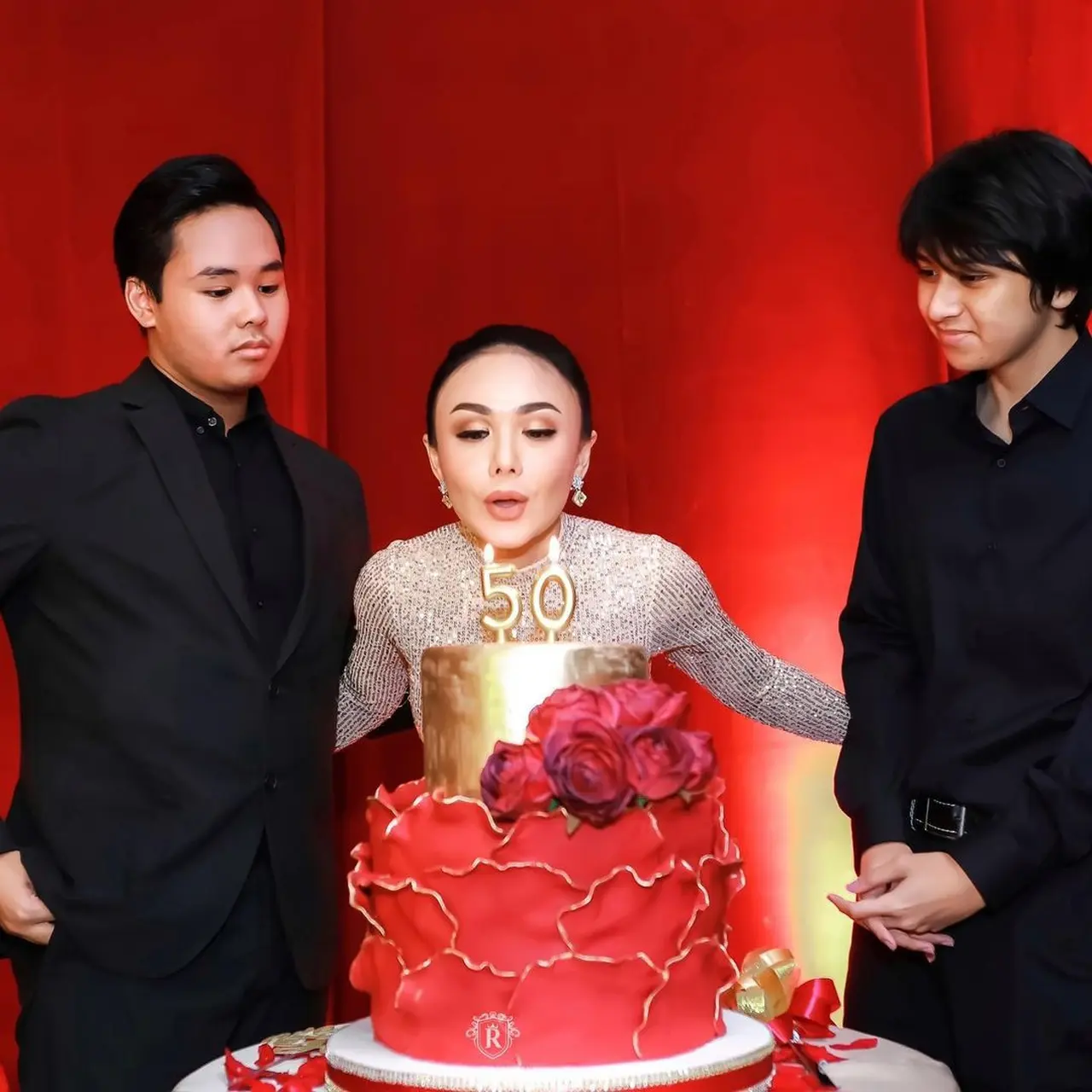 6 Potret Yuni Shara Setelah Memasuki Usia 50 yang Mirip Wanita Umur 30 ...