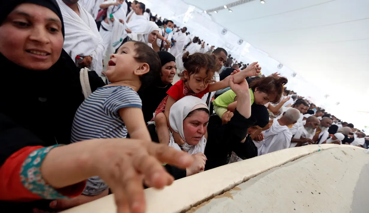 Ritual Lempar Jumrah Sebagai Simbol Untuk Mengusir Setan - Foto ...