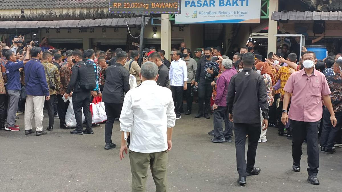 Blusukan ke Pasar Bakti Medan, Jokowi Ingatkan Kepala Daerah Kontrol ...