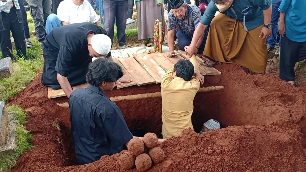 Tangis Anak Iringi Jenazah Pak Ogah ke Peristirahatan Terakhir, Sempat Limbung di Pusara ...