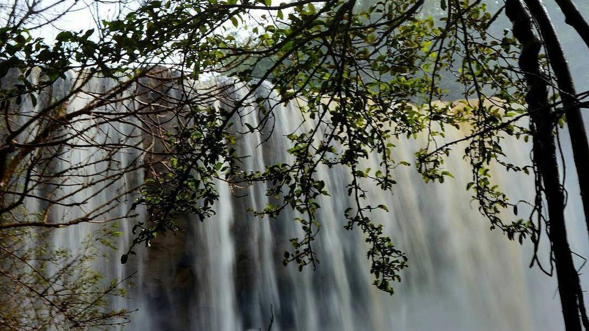Curug Awang, Cantiknya Niagara Mini di Sukabumi - Lifestyle Fimela.com
