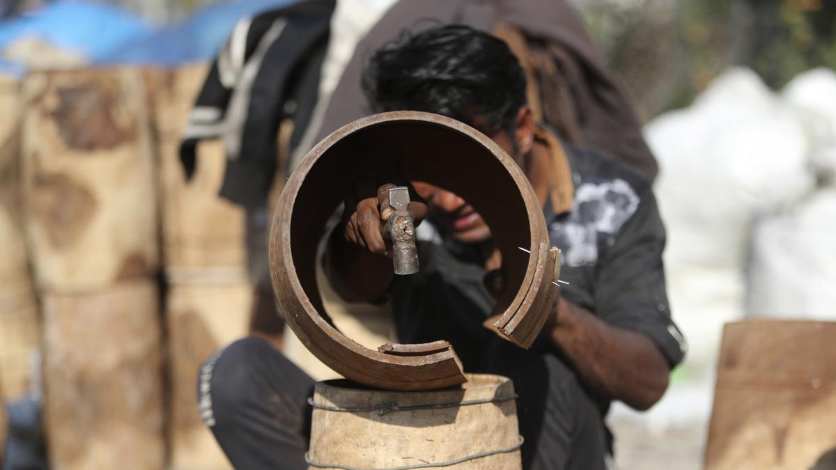 FOTO: Potret Pembuat Genderang Tradisional India - Foto Liputan6.com