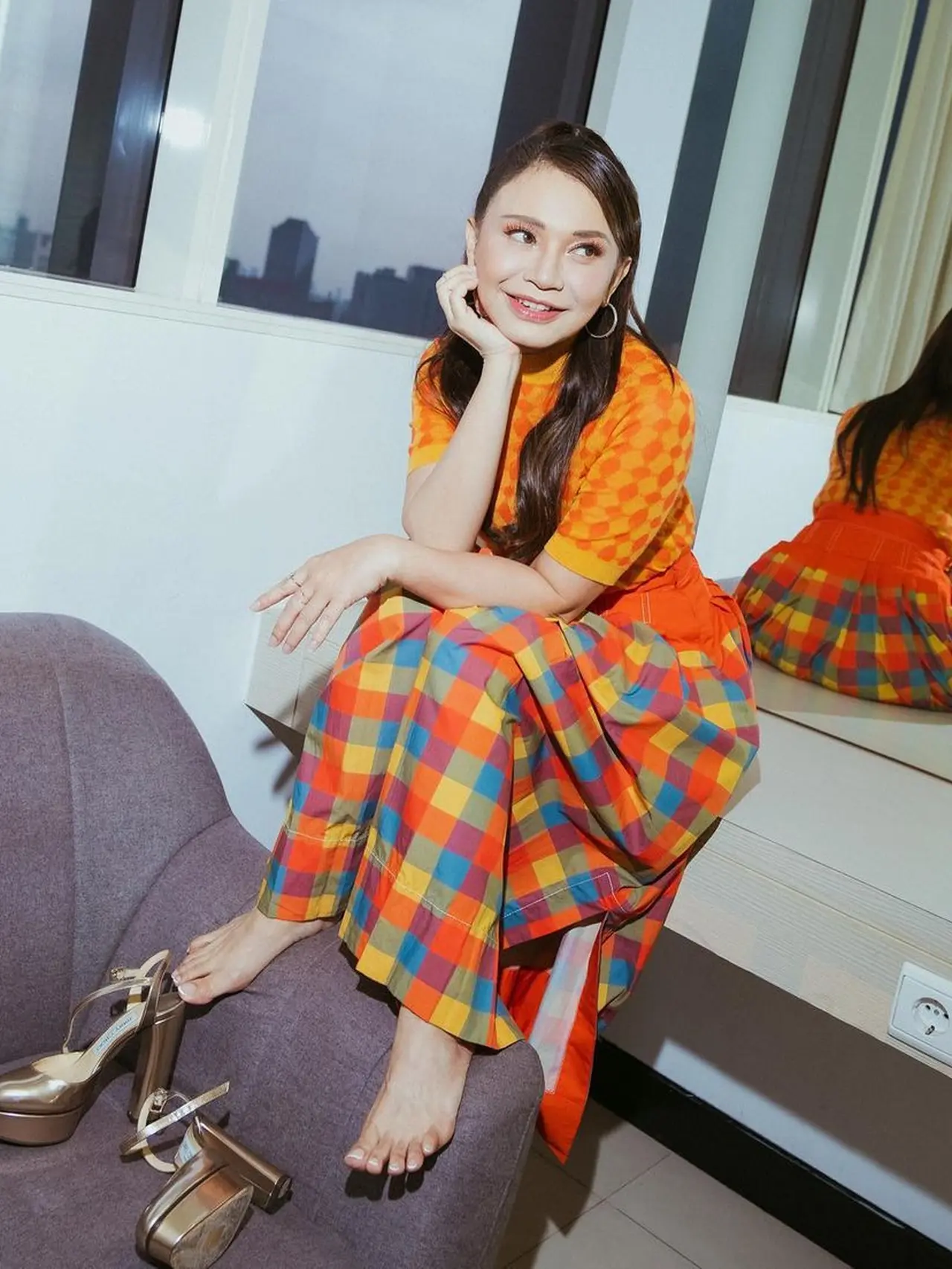 8 Penampilan Awet Muda Rossa Kenakan Outfit Berwarna Terang yang Bisa ...
