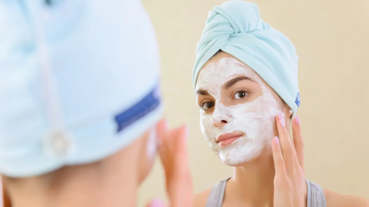 6 Urutan Memakai Masker Wajah dengan Baik dan Benar