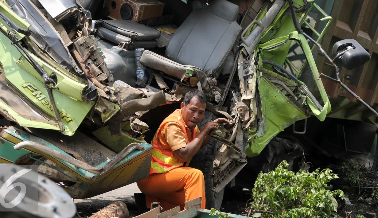 Petugas Evakuasi Truk Tabrak Tiang Rambu Petunjuk Arah di Tol - Foto ...