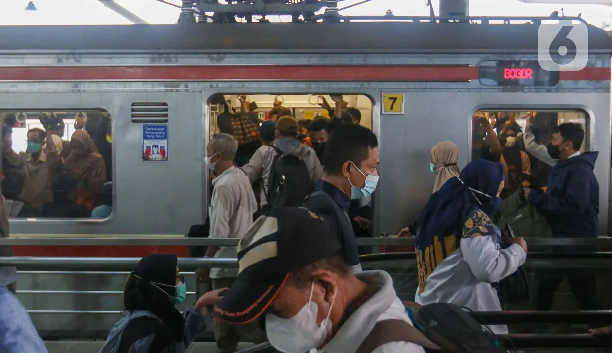 FOTO: Kepadatan Penumpang KRL Commuter Line di Stasiun Manggarai Pada ...