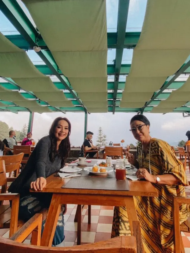 14 Tahun Berteman, Ini 6 Potret Kompak Irene Librawati – Debby Cynthia Dewi Duo Antagonis ...