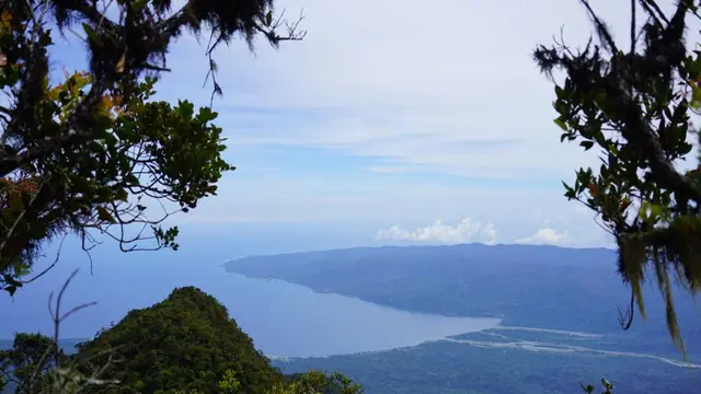 Keindahan Alam Tersembunyi Itu Bernama Gunung Binaiya - Lifestyle ...