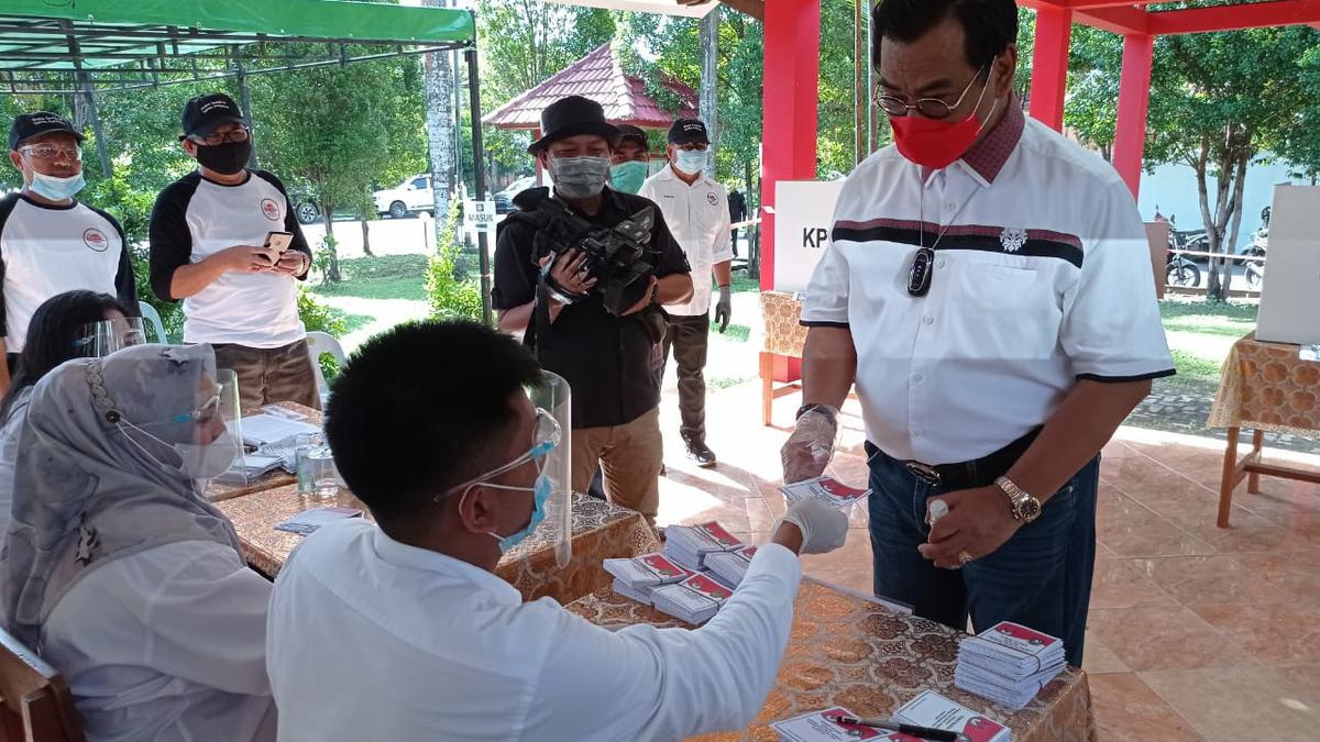 Nyoblos di TPS Duta Mas, Soerya Respationo Yakin Menang di Pilkada Kepri - Pemilu Liputan6.com