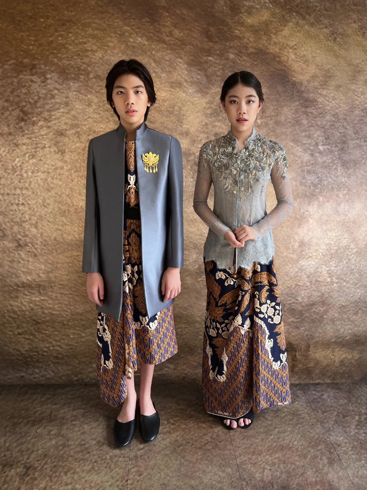 Tampilan Kebaya dan Jas Beskap Modern Mishcka-Devon Memperingati Hari ...