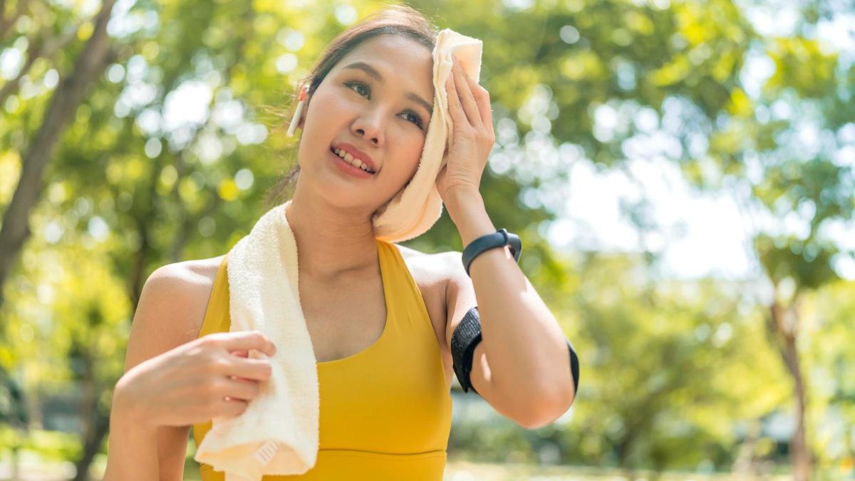 How to Reduce Body Heat Naturally: 6 Tips And 7 Cooling Foods