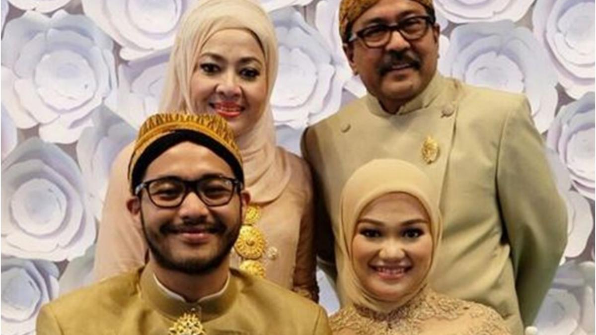 Indahnya Pertunangan Putri Rano Karno dengan Kekasih