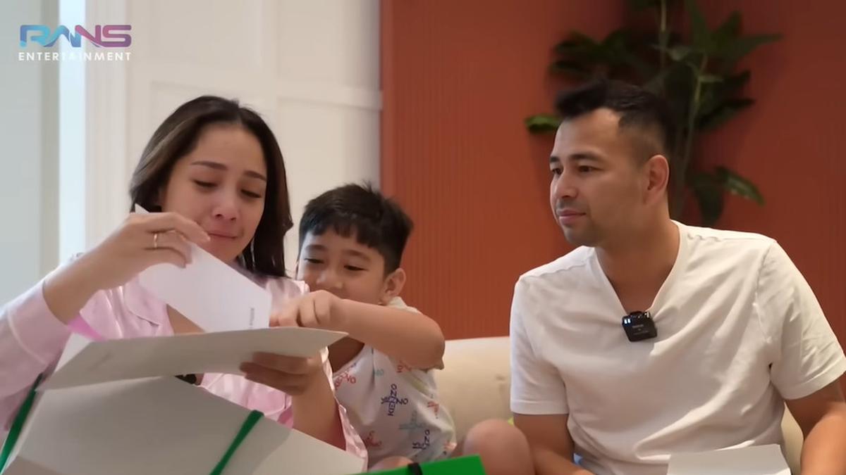 Surat dari Rafathar Bikin Nagita Slavina Nangis, Ingin Punya Adik Kembar - ShowBiz Liputan6.com