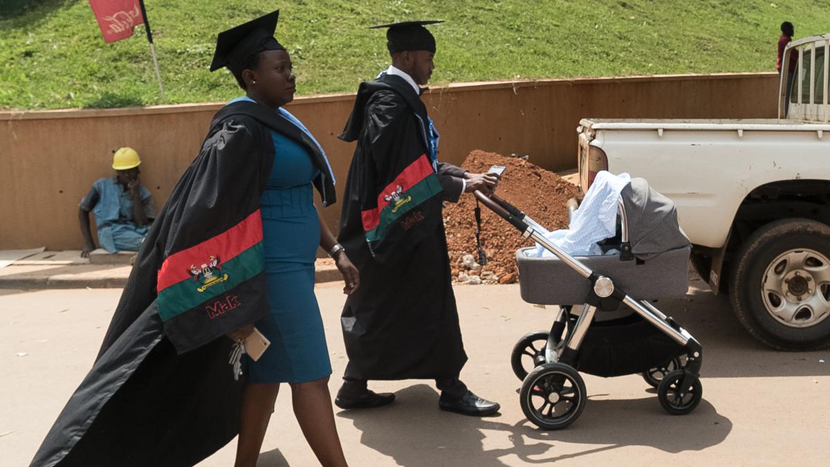 FOTO: Bawa Anak, Para Lulusan Uganda Ikuti Upacara Wisuda Universitas ...