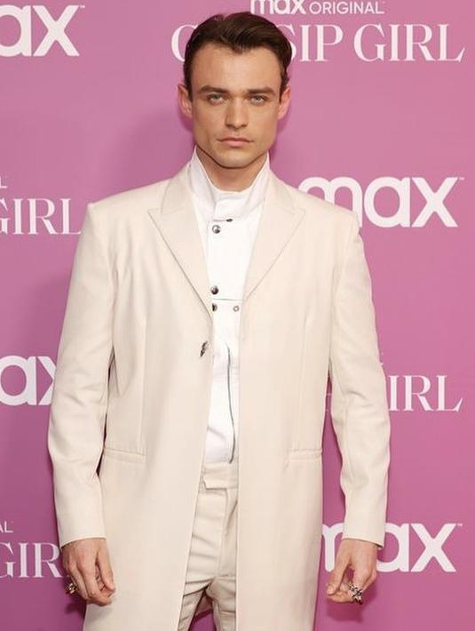Thomas Doherty, Aktor The Invitation yang Punya Kharisma Khas - Foto ...