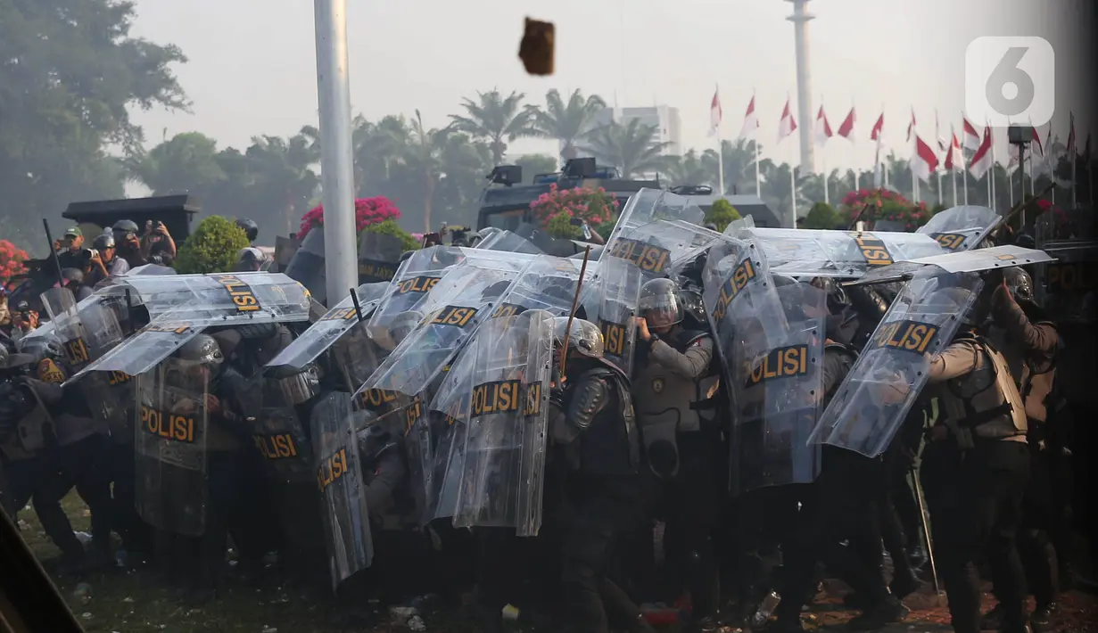 Jebol Pagar DPR RI, Unjuk Rasa Tolak Revisi UU Pilkada Berujung Ricuh - Foto Liputan6.com