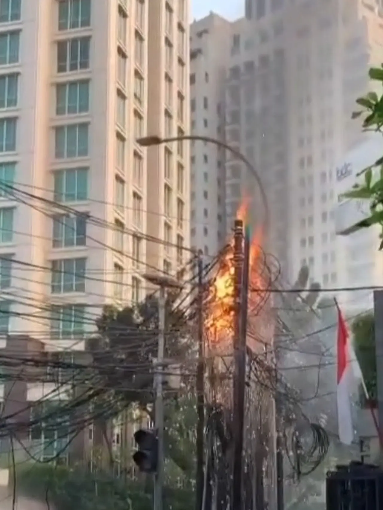 Tiang Listrik yang Dipenuhi Kabel Semrawut Terbakar di Jakarta Selatan ...