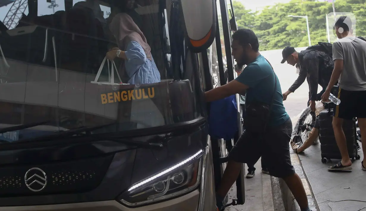 Arus Penumpang Bus Saat Libur Panjang Waisak di Terminal Pulogebang - Foto Liputan6.com