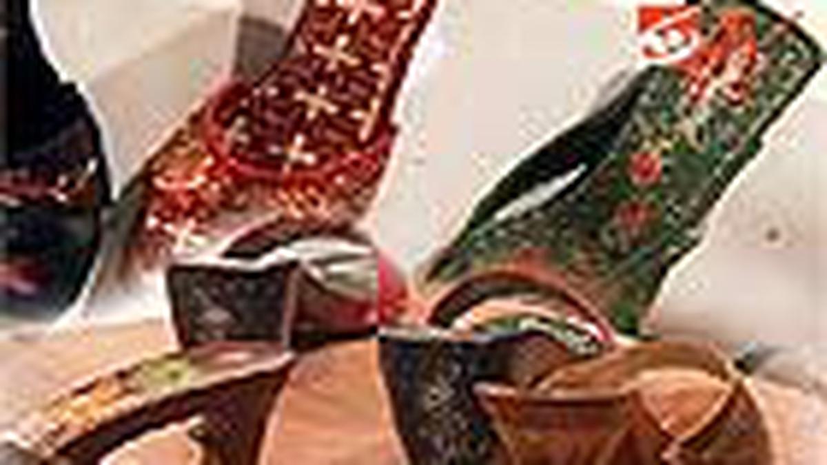 Kelom, Mode Tren Sandal Tradisional - Video Liputan6.com