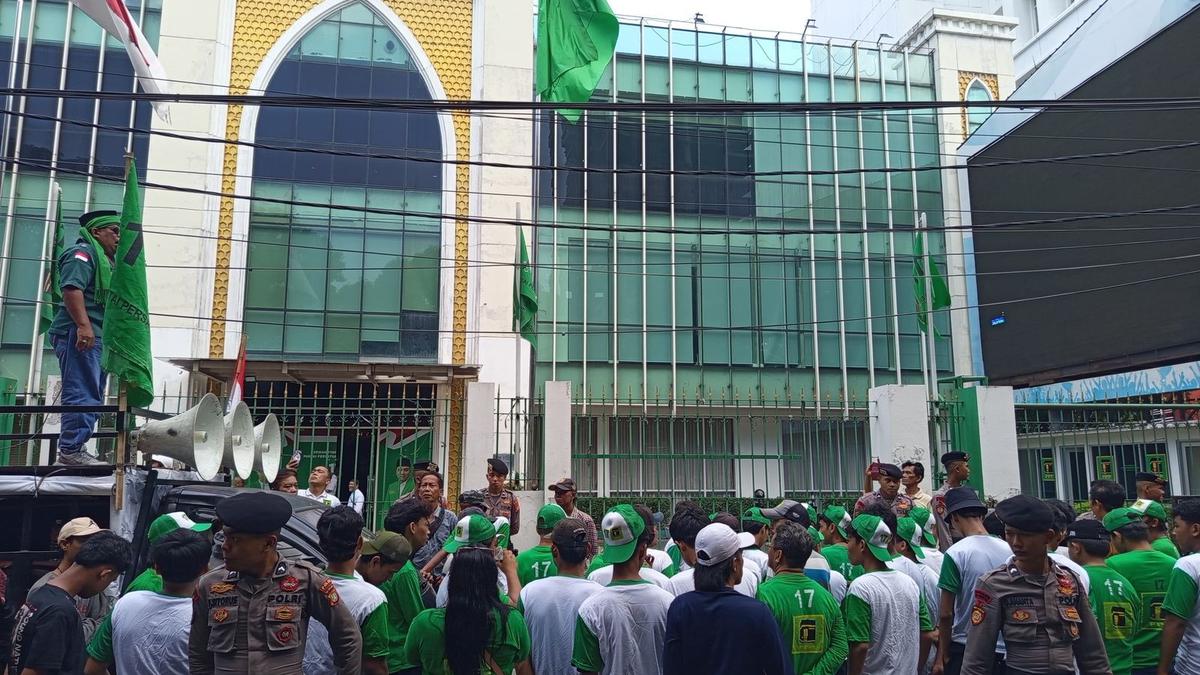 Demo di Kantor DPP, Massa PPP Suarakan Kritik ke Petinggi Partai