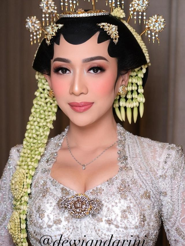 10 Potret Pernikahan Angga Maliq & D'Essentials dan Dewi Andarini ...