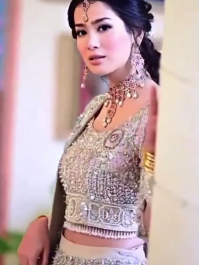 6 Potret Bunga Zainal Pakai Lehenga, Gayanya Bak Pengantin India - Hot ...