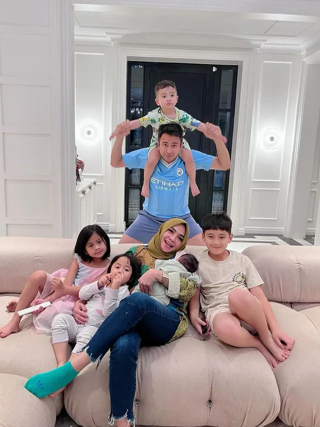 Keluarga Raffi Ahmad dan Nagita Slavina Diduga Adopsi Anak Perempuan, Perhatian Rafathar dan ...