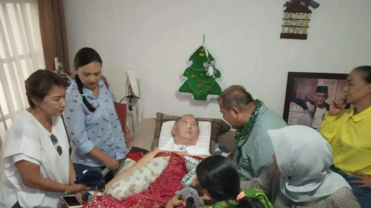 Keluarga Robby Tumewu Tiba di Rumah Duka Sore Ini - ShowBiz Liputan6.com